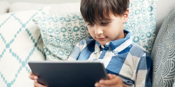 Experts reveal the amount of screen time children should be spending ...