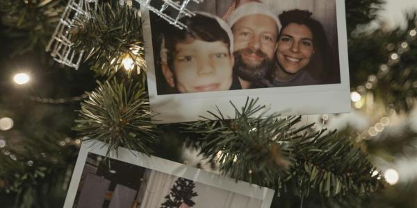 How to Incorporate Family Photos into Your Christmas Tree Decor | The ...